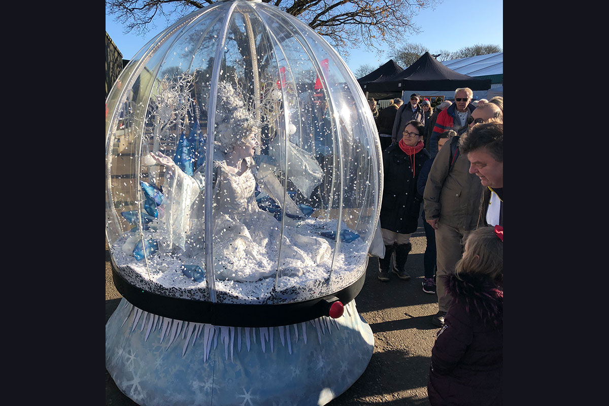 Hire Unique Performance Acts for Christmas Family Events | The Show Globe